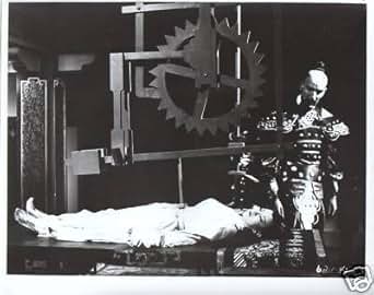 PHOTO A2161 Woman in Peril at Amazon's Entertainment Collectibles Store