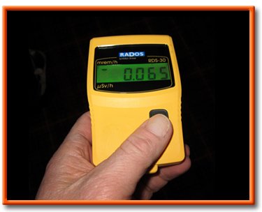 便利な防災グッズ一覧｜画像つき : フィンランド製プロ用放射線測定器 ガイガーカウンター サーベイメーター RADOS RDS-30