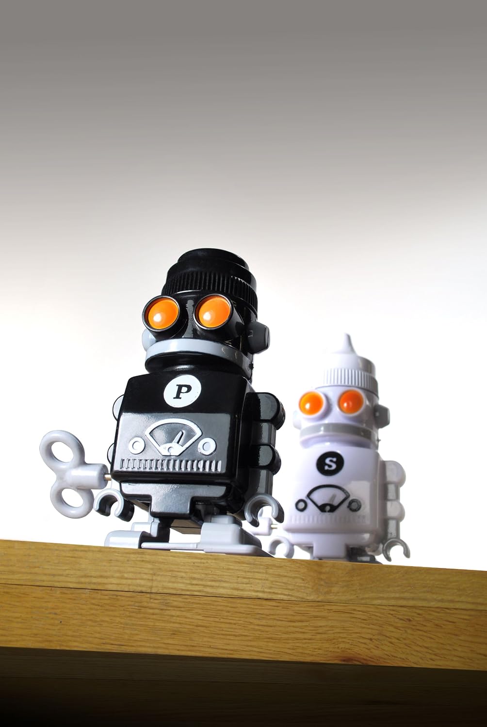 Geek Gadget Monday: Salt and Pepper Bots | Gnostalgia